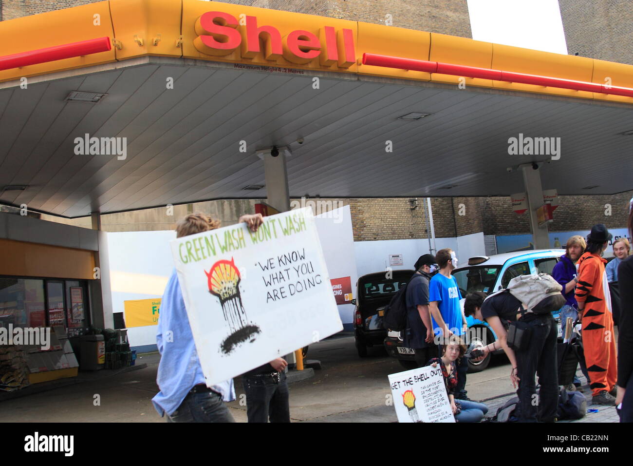 Shell petrol station old street hi-res stock photography and images - Alamy