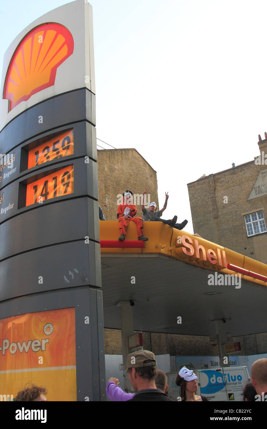 Shell petrol station old street hi-res stock photography and images - Alamy