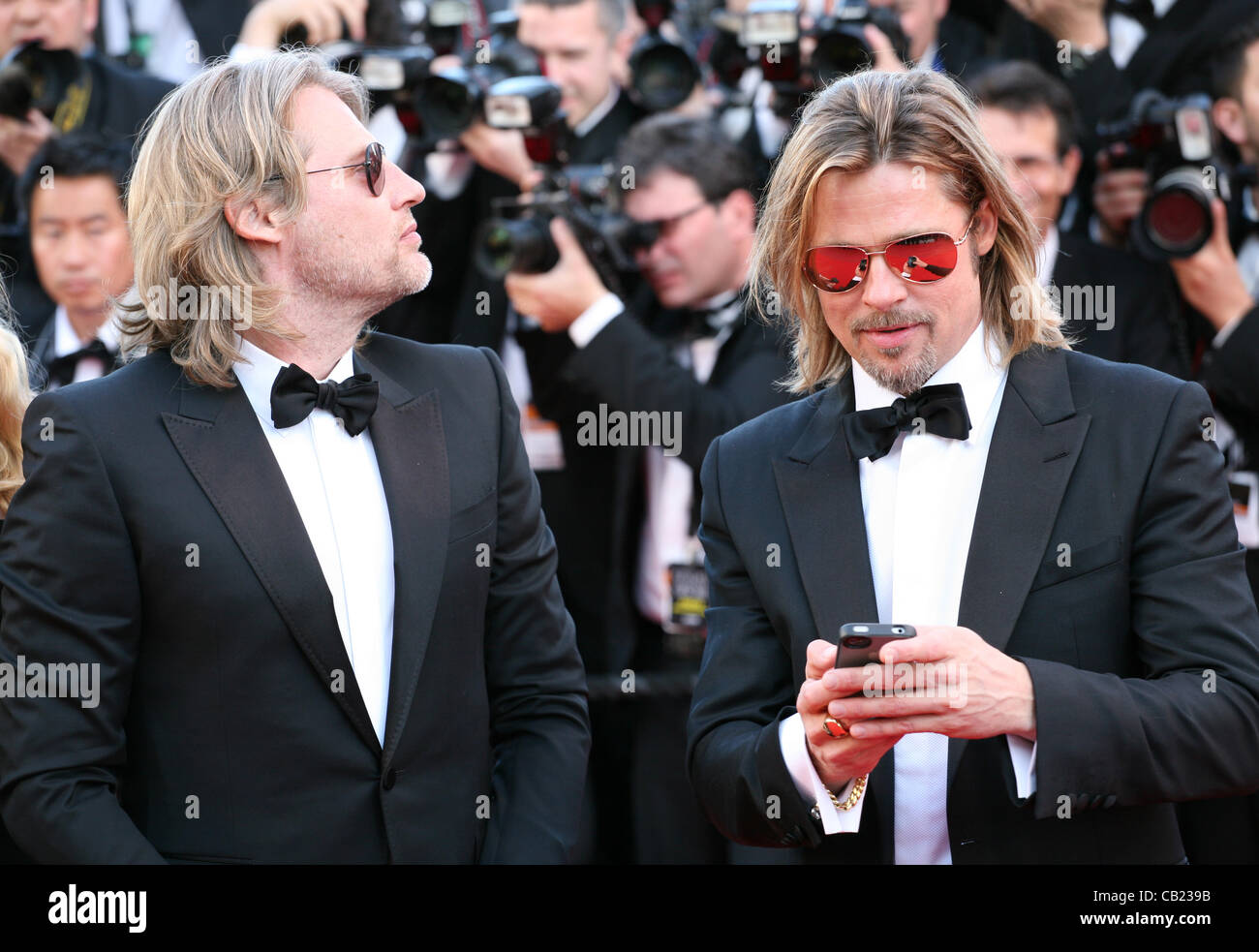 Director Andrew Dominik and Actor Brad Pitt photographing the press ...