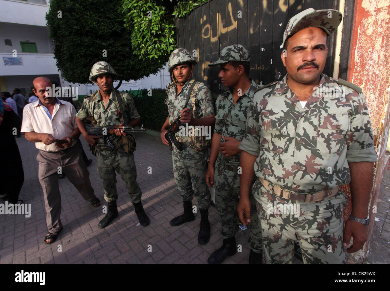 Security gards hi-res stock photography and images - Alamy