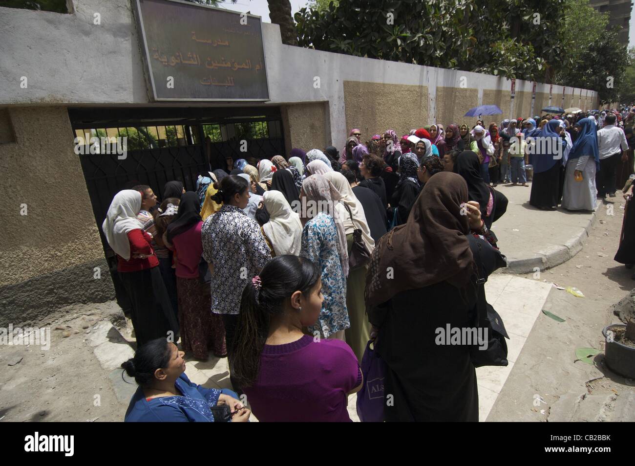 Cairo women voting hi-res stock photography and images - Alamy