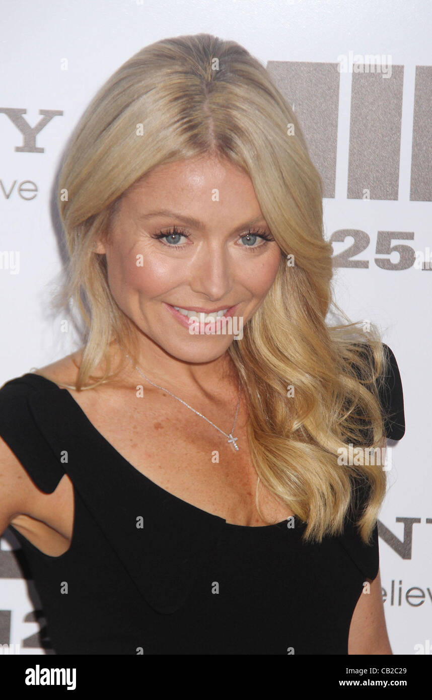 Kelly ripa headshot hi-res stock photography and images - Alamy