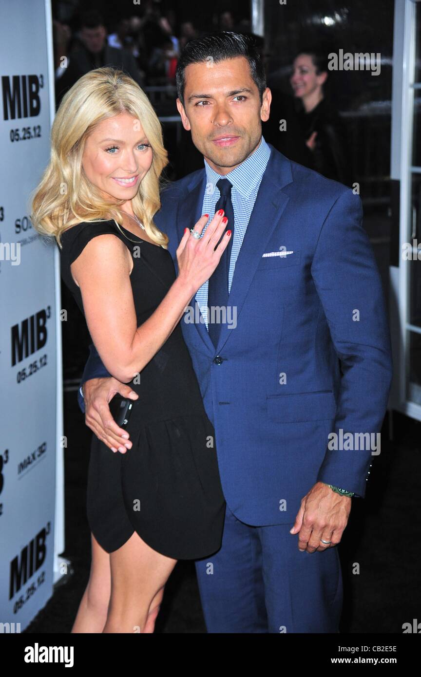 Kelly Ripa, Mark Consuelos at arrivals for MEN IN BLACK 3 Premiere, The ...