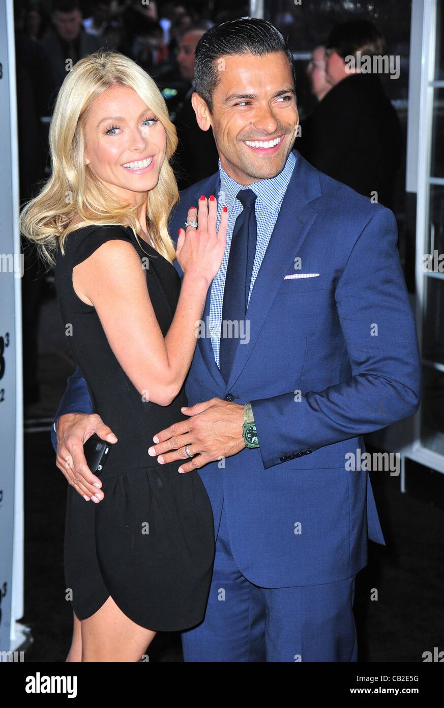 Kelly Ripa, Mark Consuelos at arrivals for MEN IN BLACK 3 Premiere, The ...
