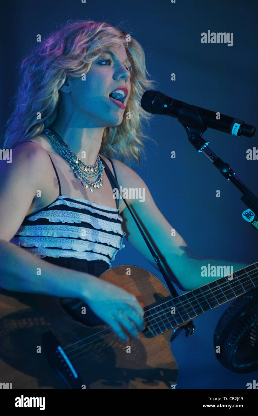 Singer kimberly perry band perry hi-res stock photography and images ...