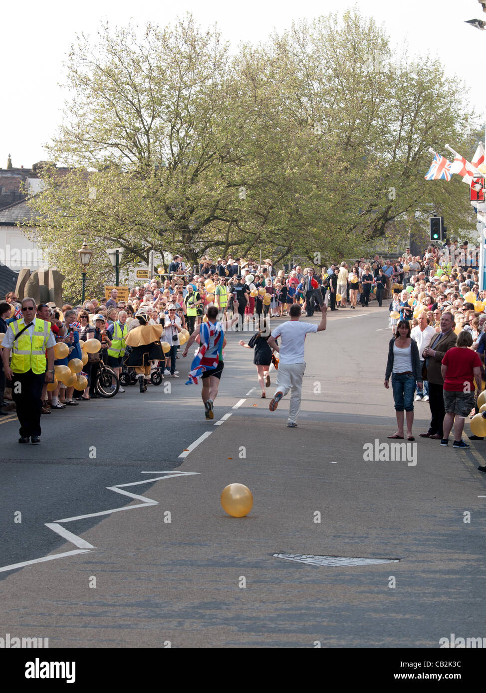 Crowd cheering runner hi-res stock photography and images - Alamy