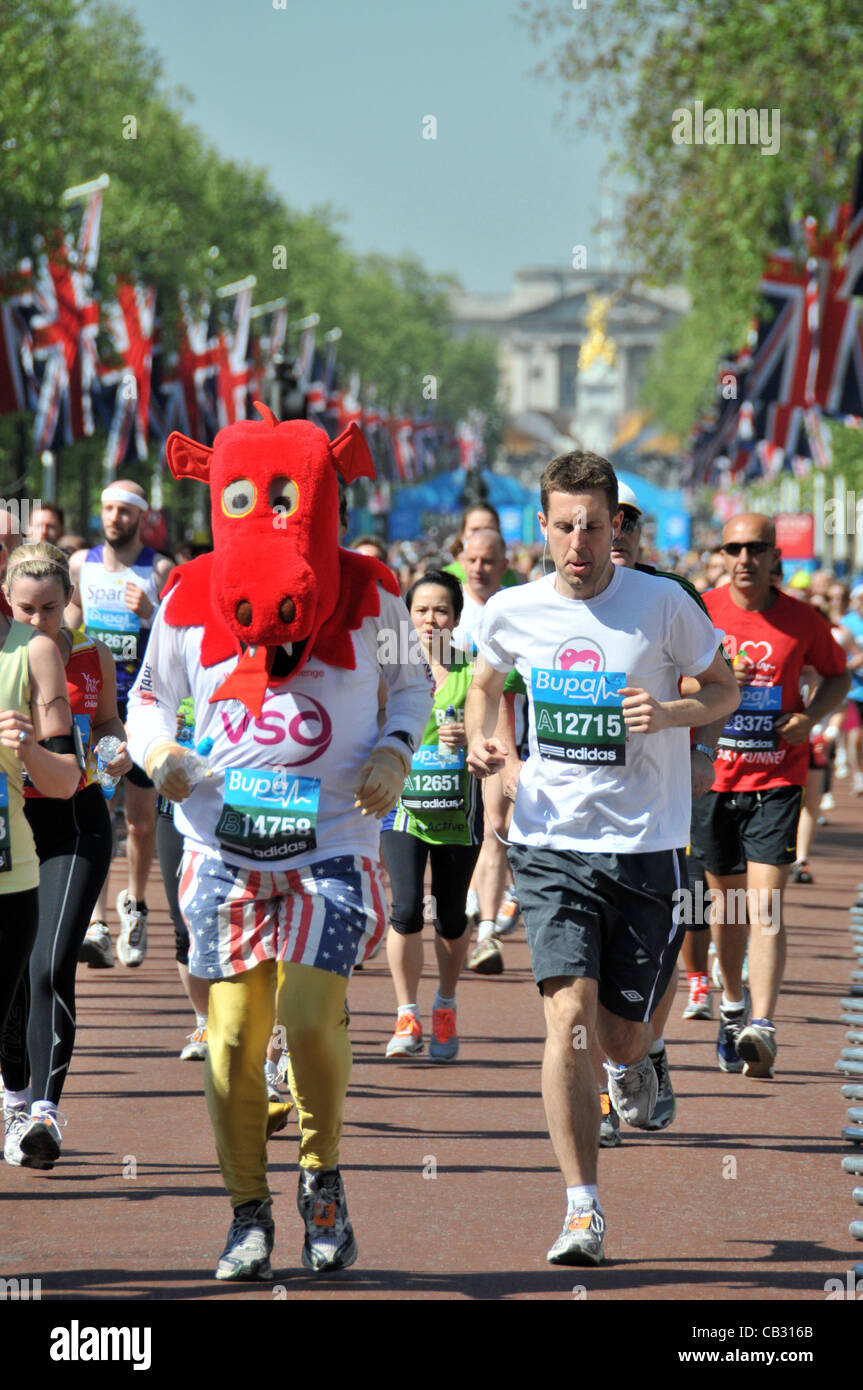 The Mall, London, UK 27th May 2012. With Buckingham Palace in the ...