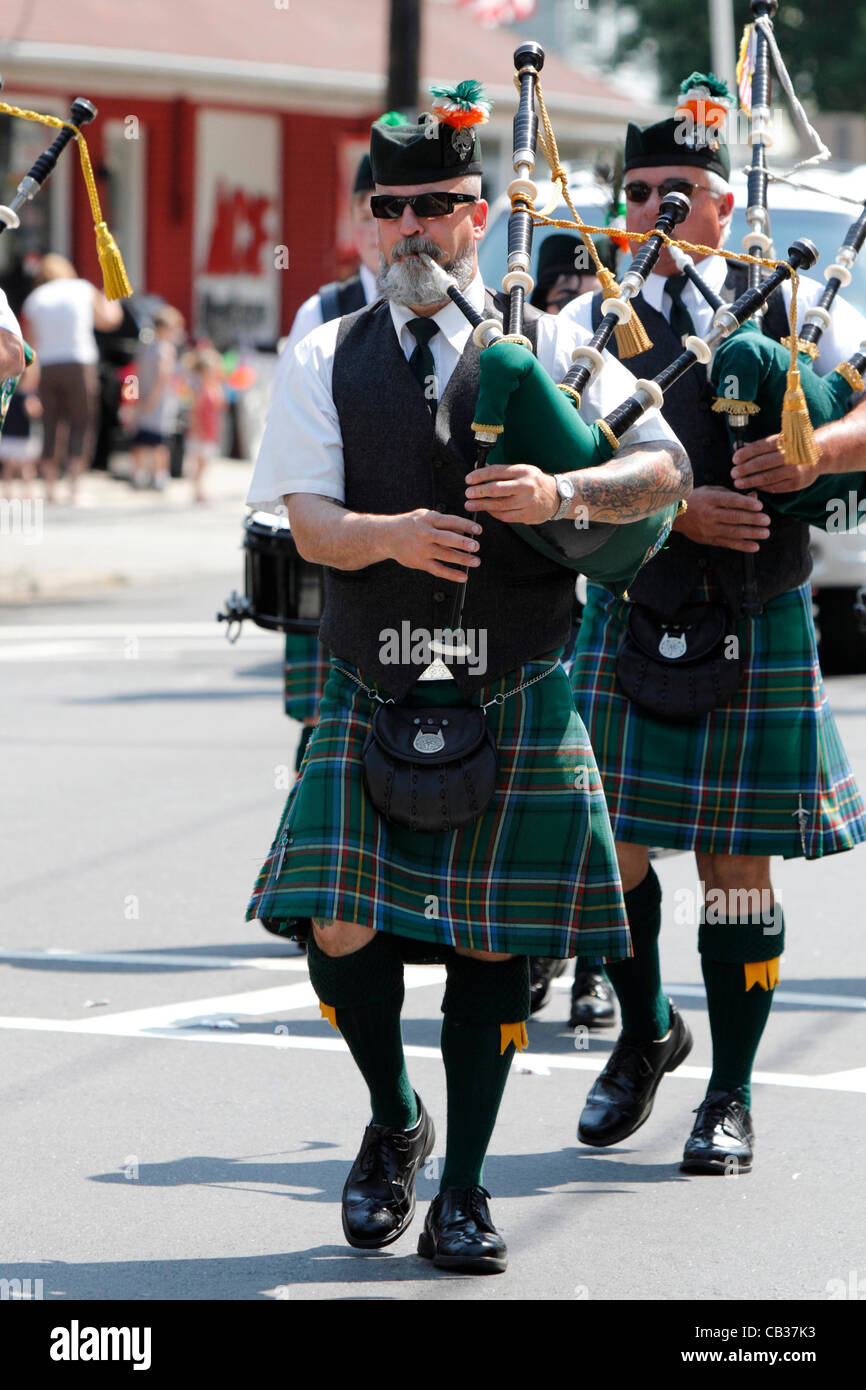 Man playing bagpipes during hi-res stock photography and images - Alamy