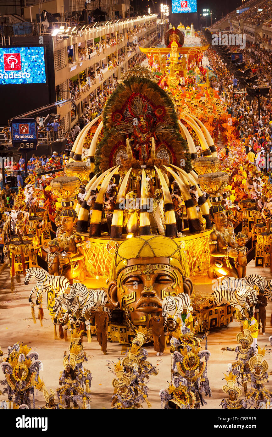 Samba School União da Ilha starting carnival 2010 parade at Sambodromo ...