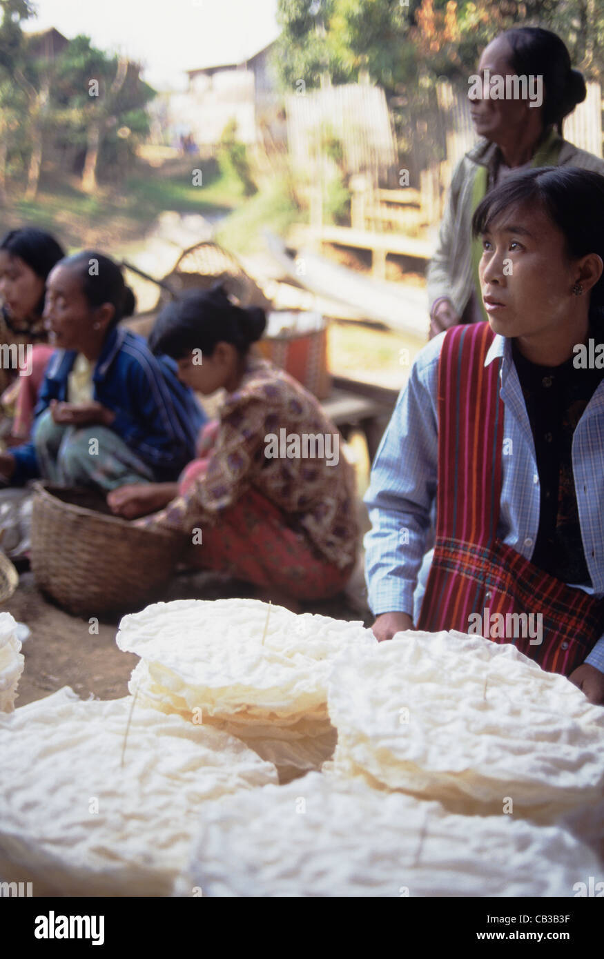 Inle Lake floating market scene Stock Photo - Alamy