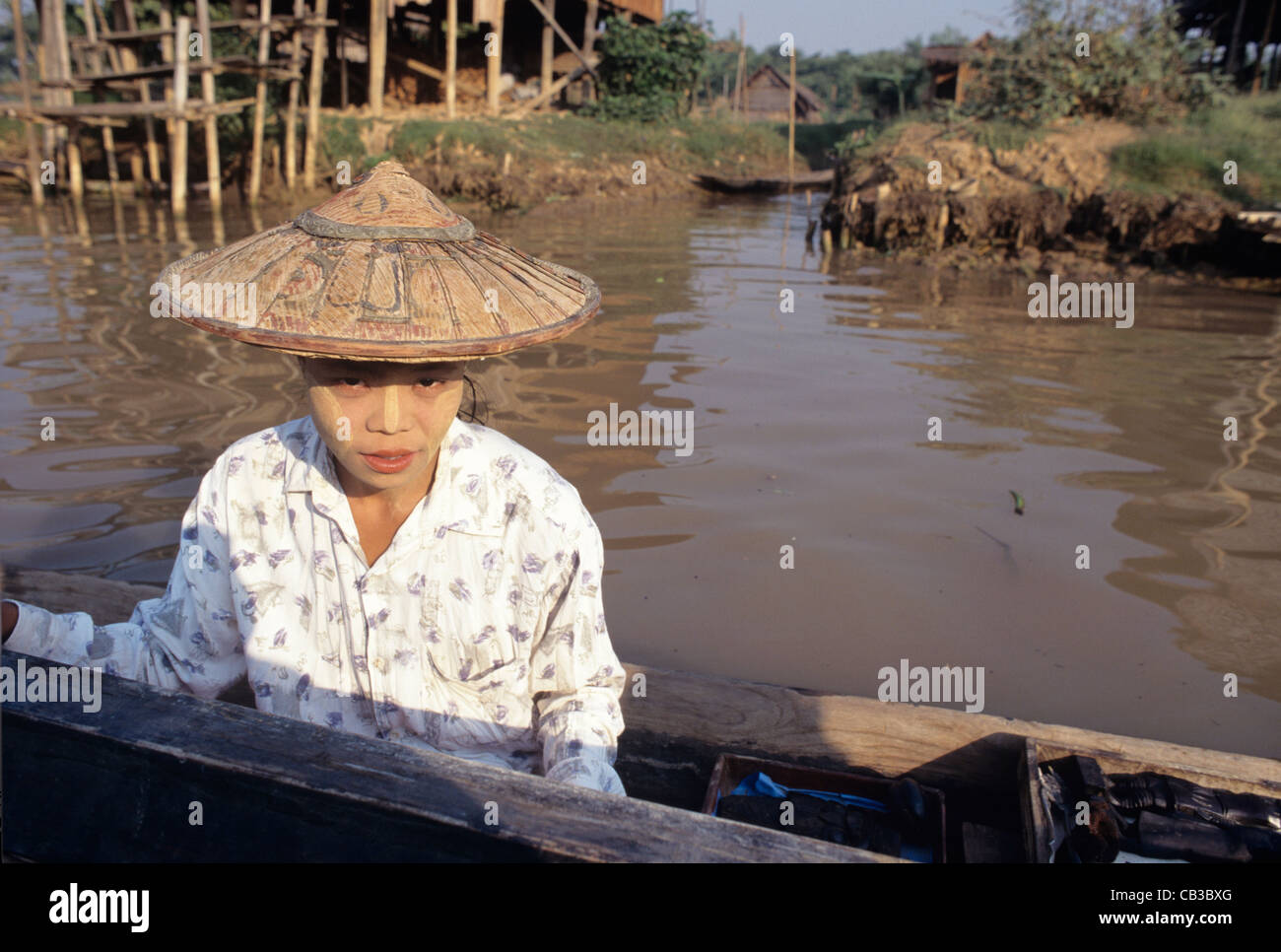 Inle Lake floating market scene Stock Photo - Alamy