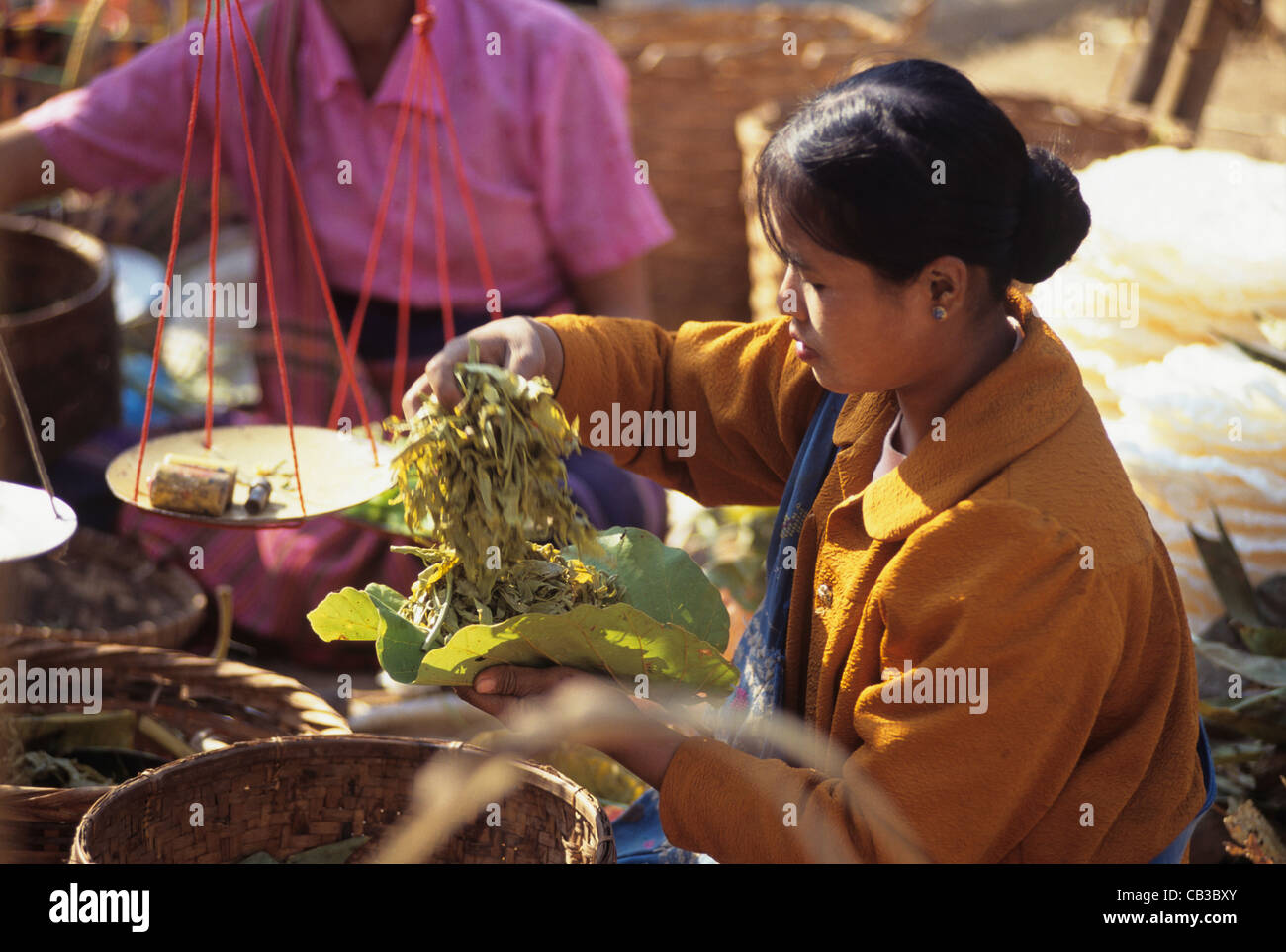 Inle Lake floating market scene Stock Photo - Alamy