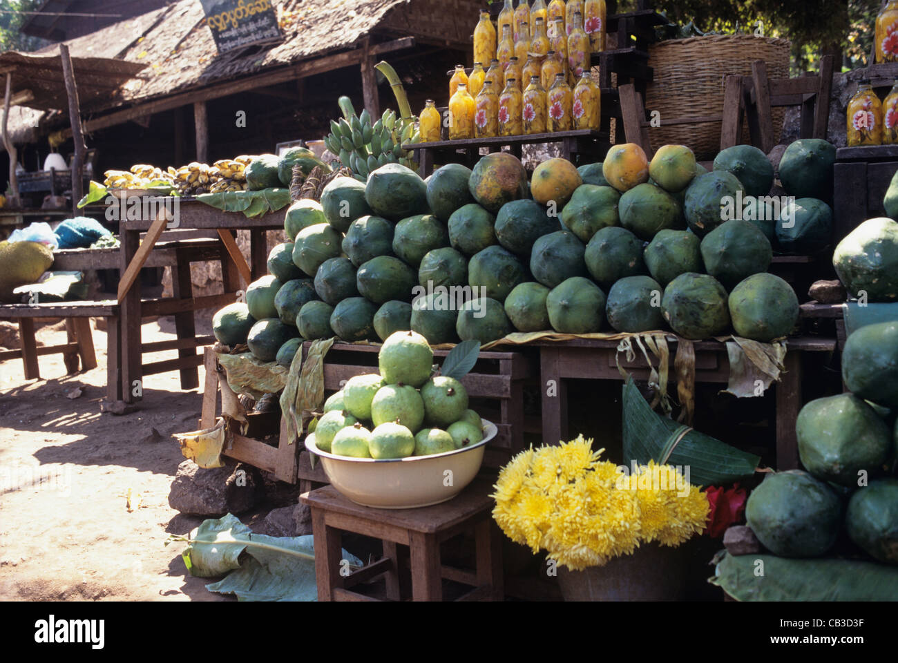 Kyaukpadaung Town, Taung Kalat, Mount Popa, papaya vendor Stock Photo ...