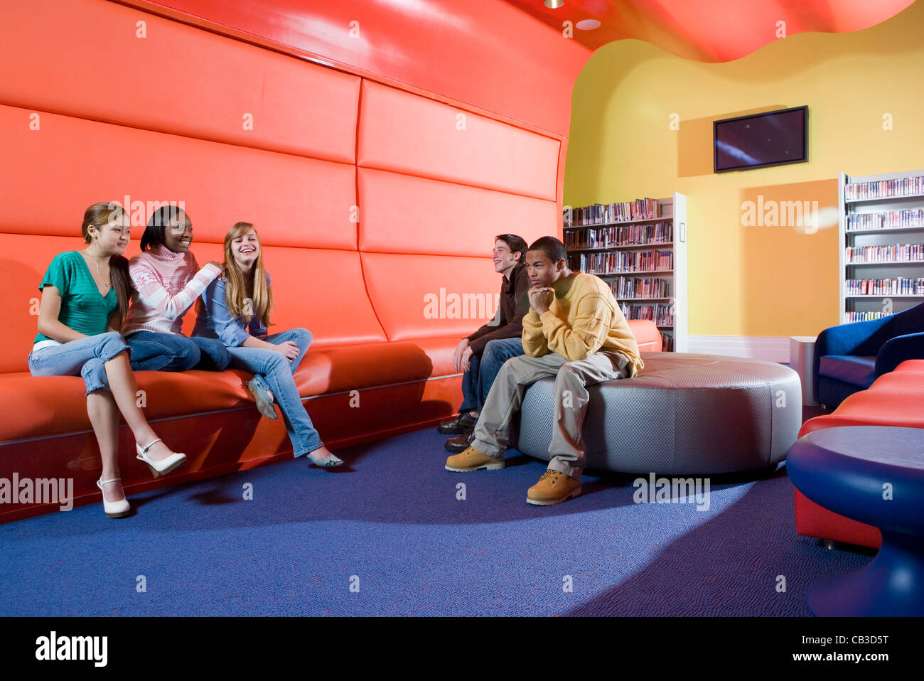 Portrait of teenage boys and girls hanging out in the library Stock ...
