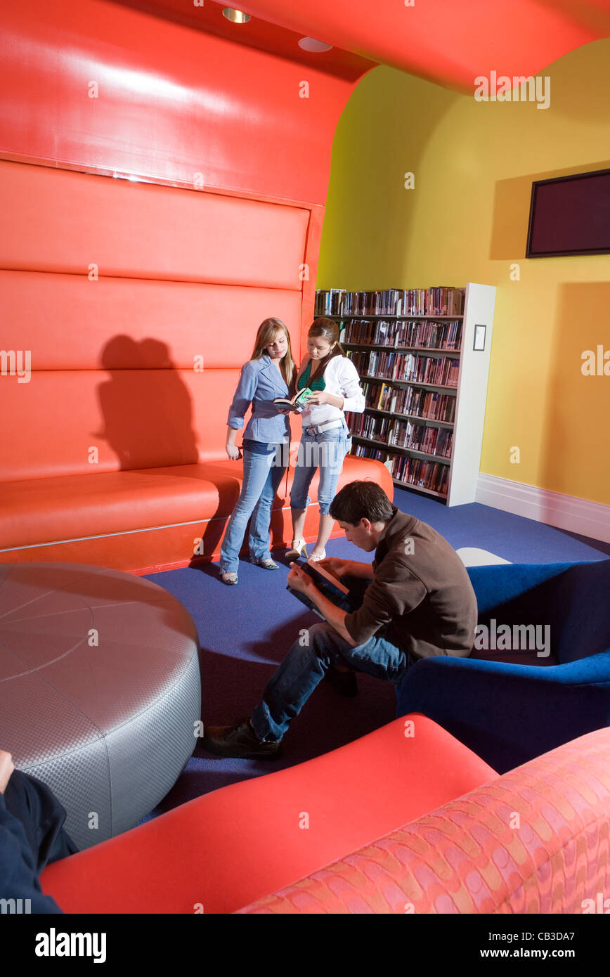 Teenagers hanging out in school library Stock Photo - Alamy