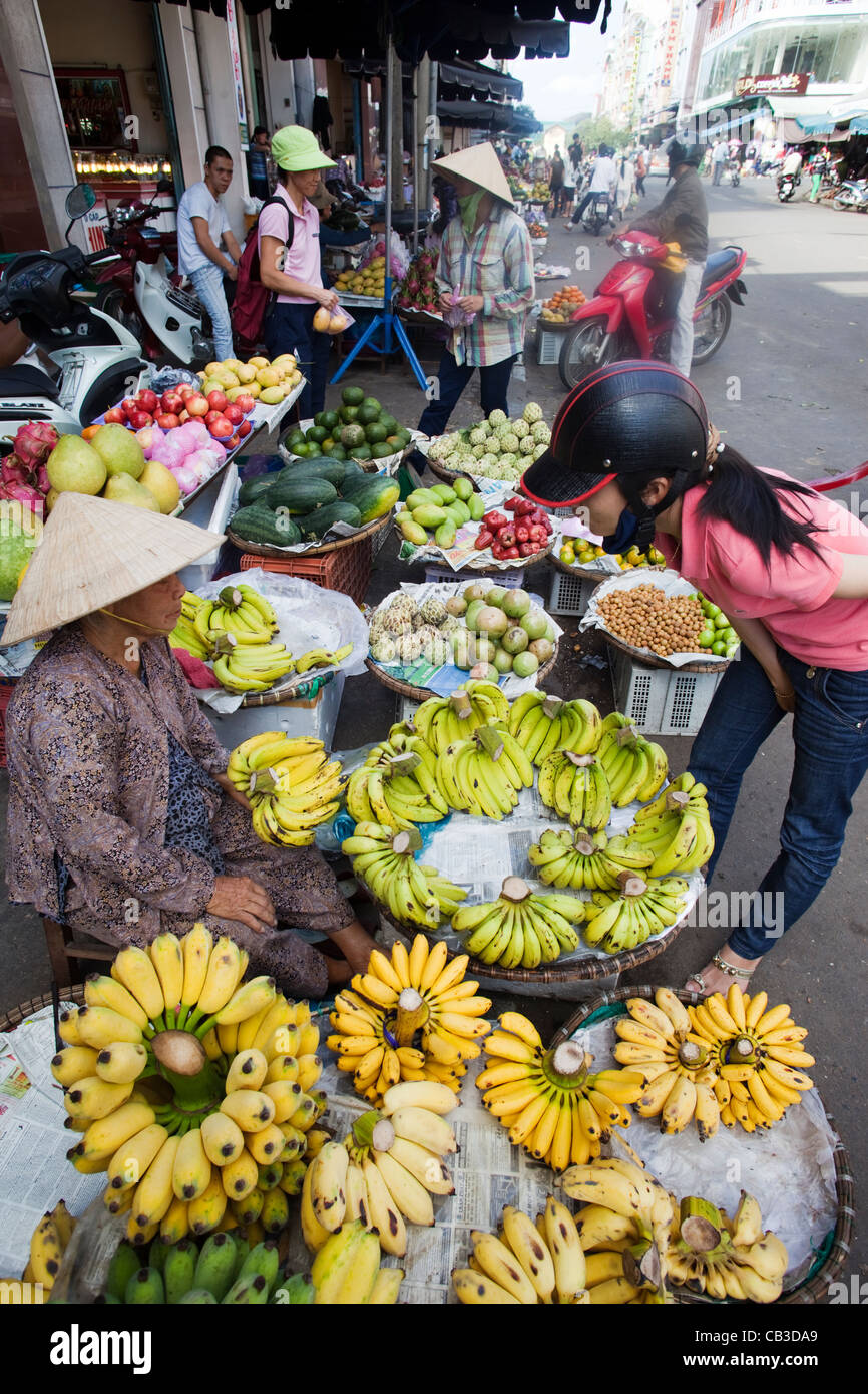 Vietnam, Danang, Han Market, Fruit Vendor Stock Photo - Alamy