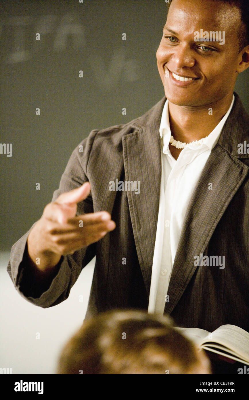Teacher gesturing to students in the classroom Stock Photo - Alamy