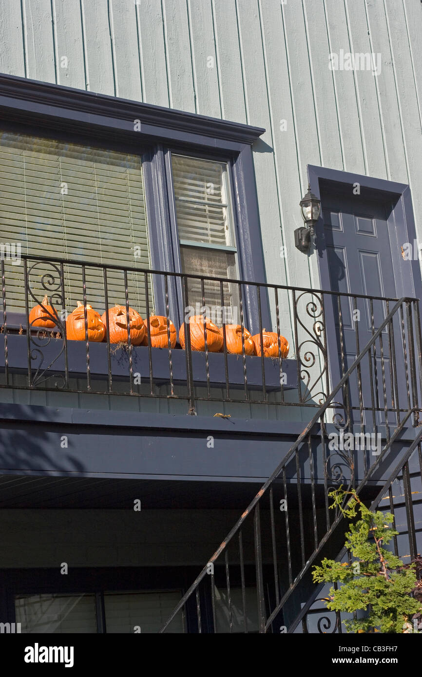 Halloween pumpkins in front of a Chicago house Stock Photo - Alamy