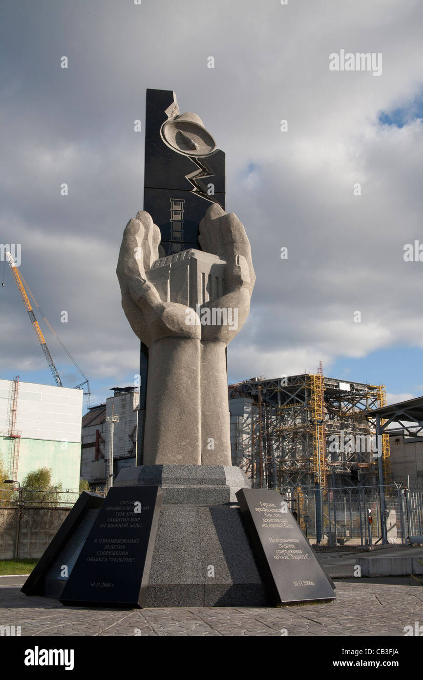 Memorial to the Chernobyl liquidators with Reactor number 4 in the ...