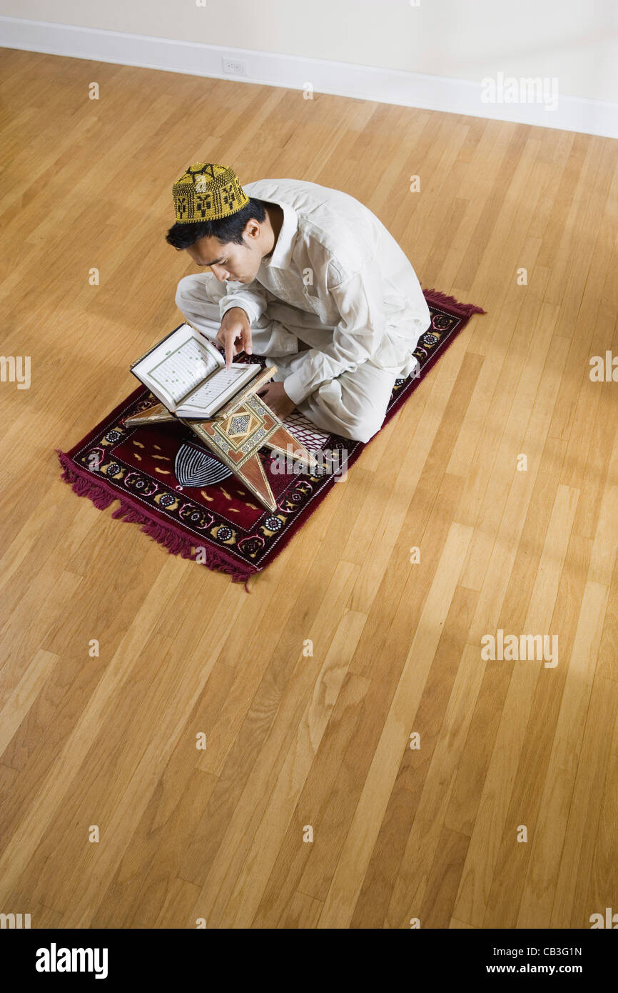 Religious muslim man reads quran hi-res stock photography and images ...