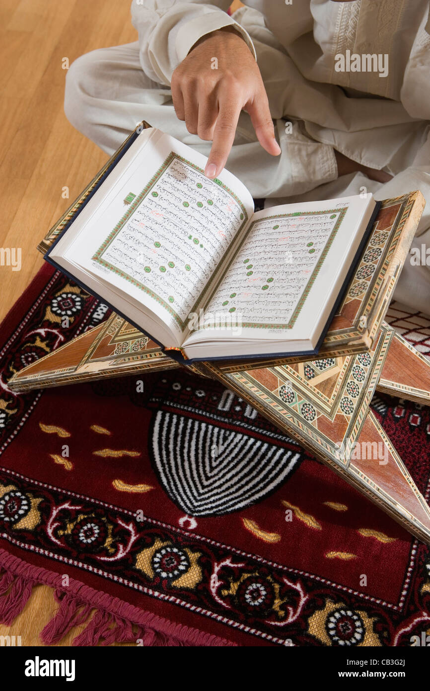 Man praying reading quran close hi-res stock photography and images - Alamy