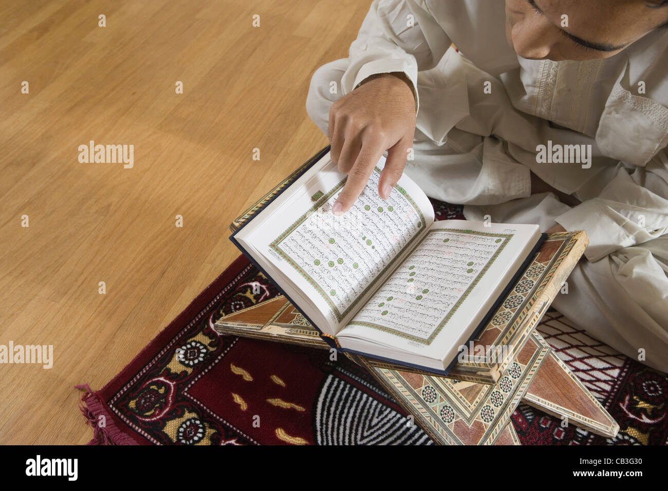 Man praying reading quran close hi-res stock photography and images - Alamy