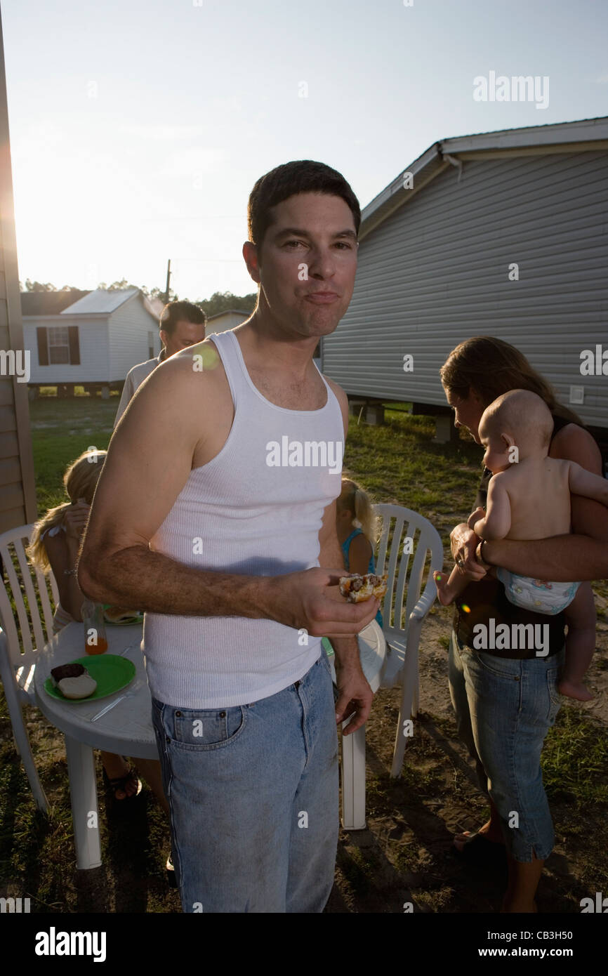 Blue-collar man eating a burger Stock Photo - Alamy