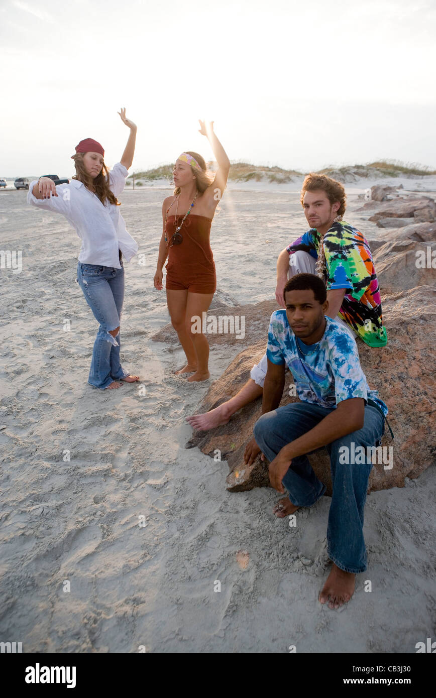 Hippies dancing 1960s hi-res stock photography and images - Alamy