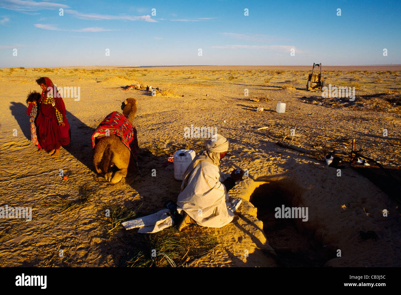 Sahara Tunisia Berber Family In The Desert Stock Photo - Alamy