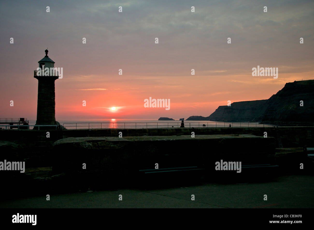 Whitby North Yorkshire Sunrise Harbor Harbour Pier Stock Photo - Alamy
