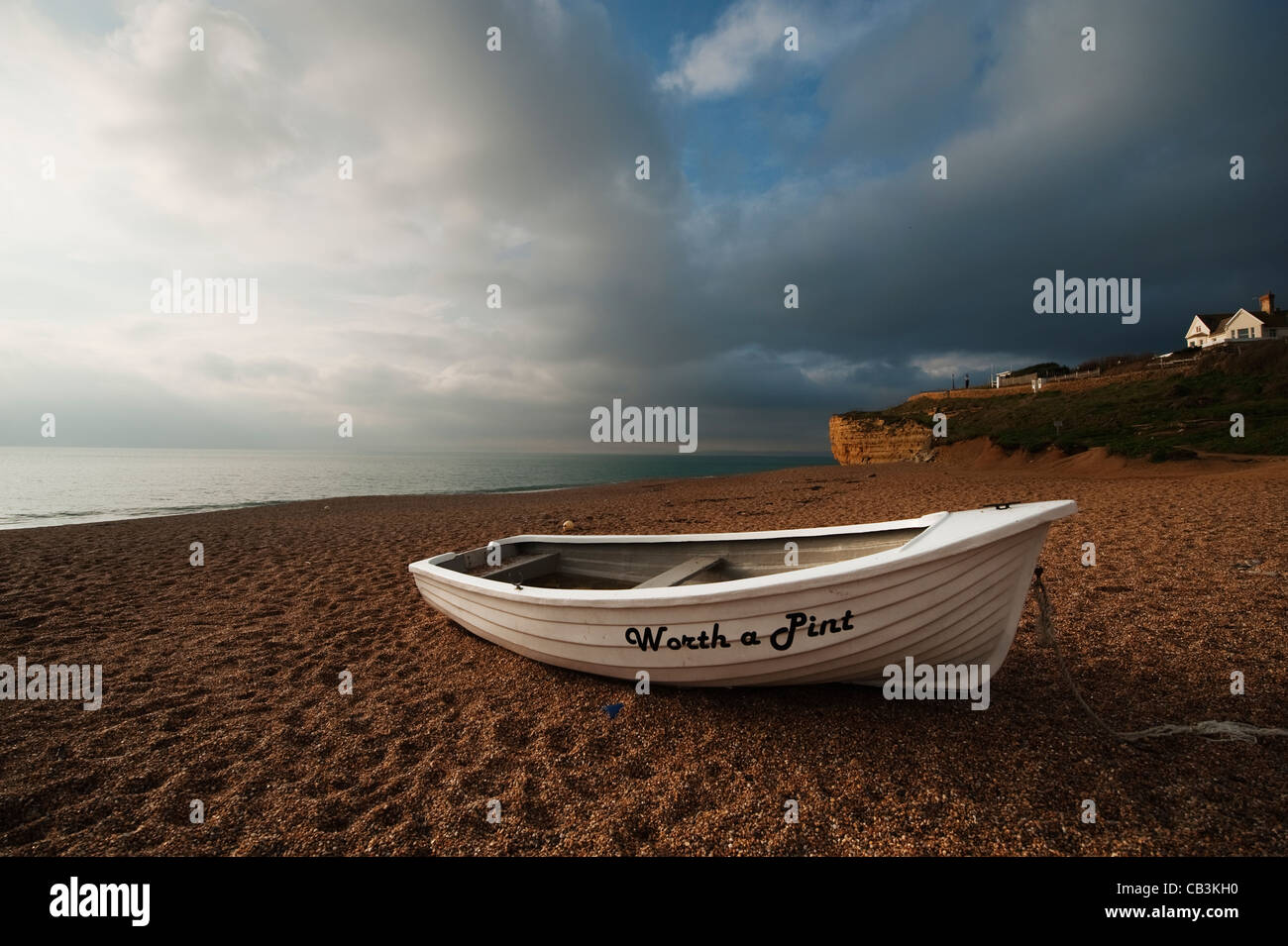 Small boat on shingle beach hi-res stock photography and images - Alamy