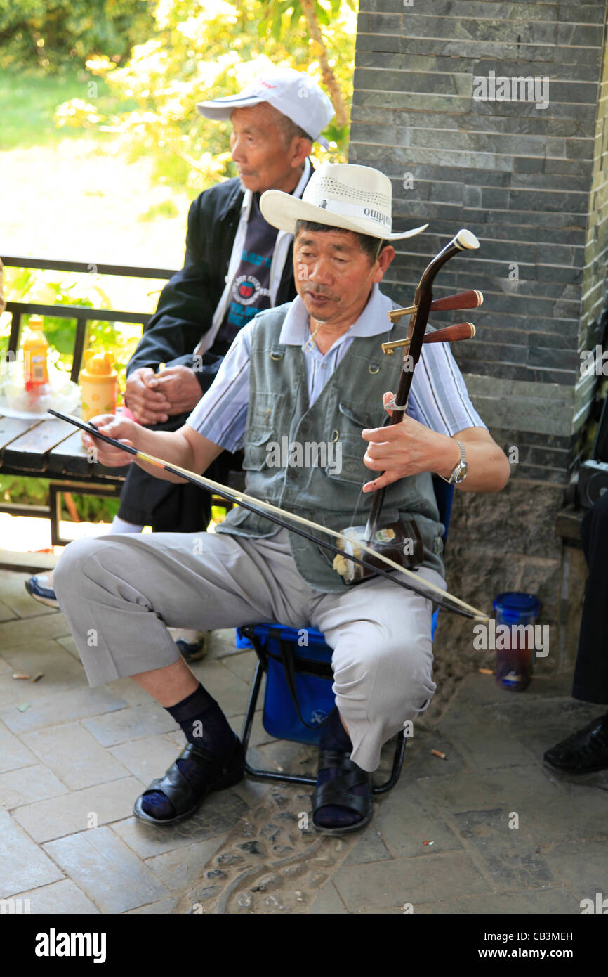 China, Kunming, Man playing erhu Stock Photo - Alamy