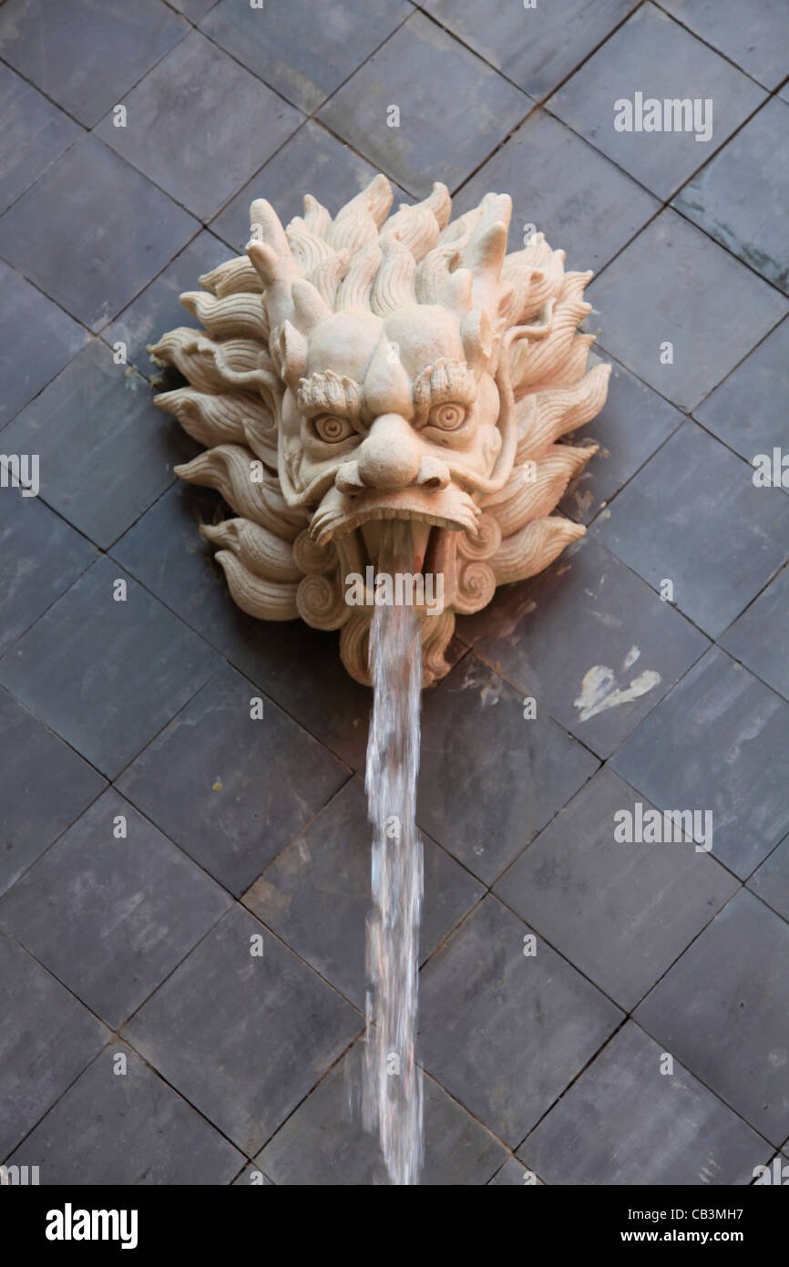 Gargoyle spitting out water hi-res stock photography and images - Alamy