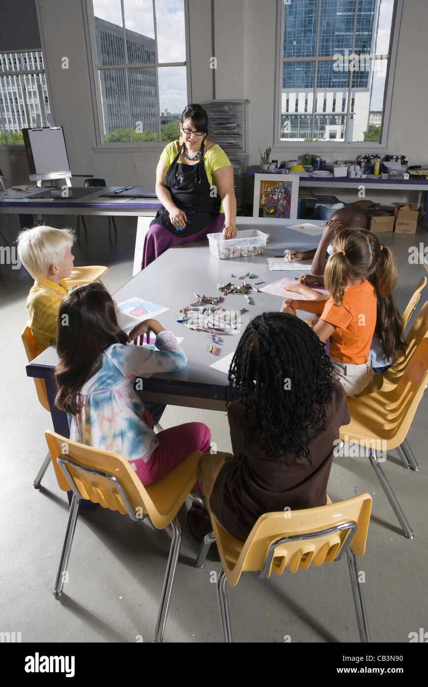 An art teacher teaching young students in art class Stock Photo - Alamy