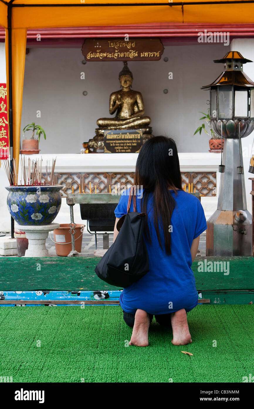 Wat Po Temple of the Reclining Buddha Bangkok Thailand prating in the ...