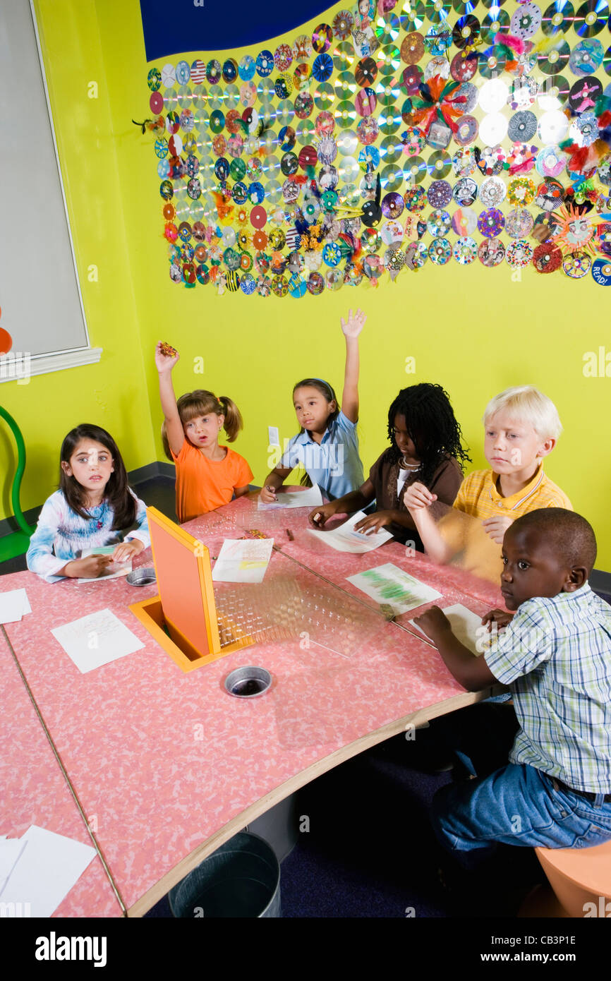 Children drawing and paying attention in art class Stock Photo - Alamy