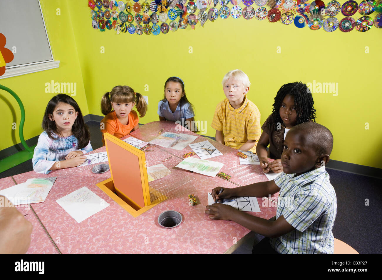 Children drawing and paying attention in class Stock Photo - Alamy