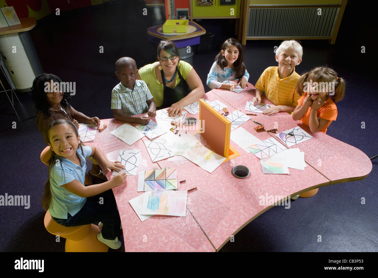 An art teacher teaching her young students in art class Stock Photo - Alamy