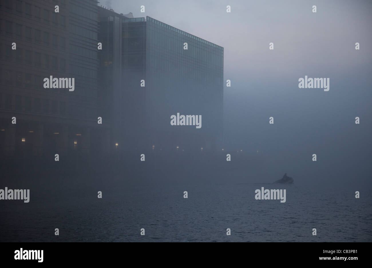 Thick fog in East London. Eerie atmosphere as dense fog descends in ...