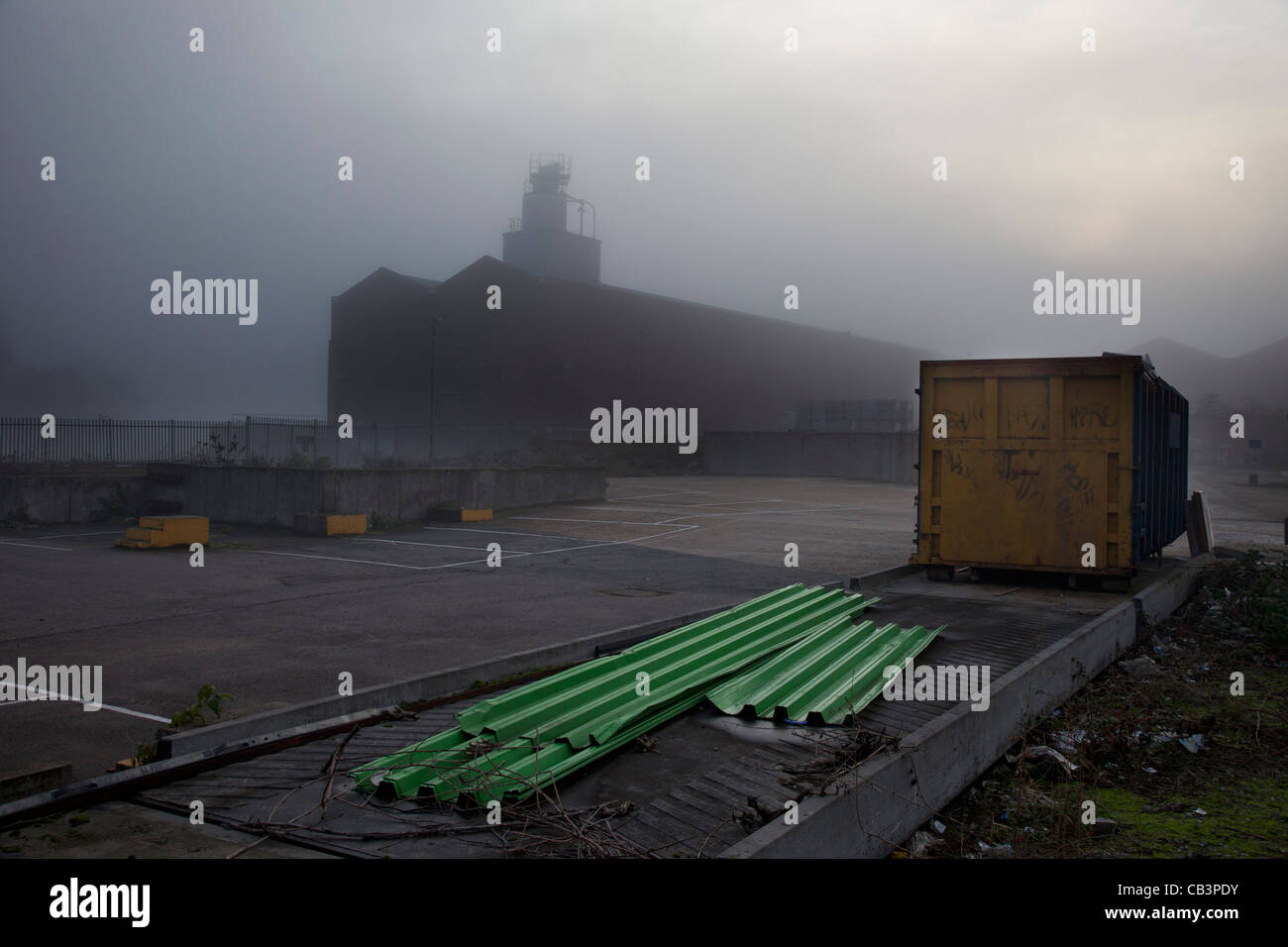 Thick fog in London. Eerie atmosphere as dense fog descends obscuring ...