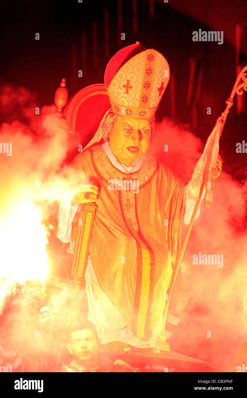 Lewes bonfire pope hi-res stock photography and images - Alamy