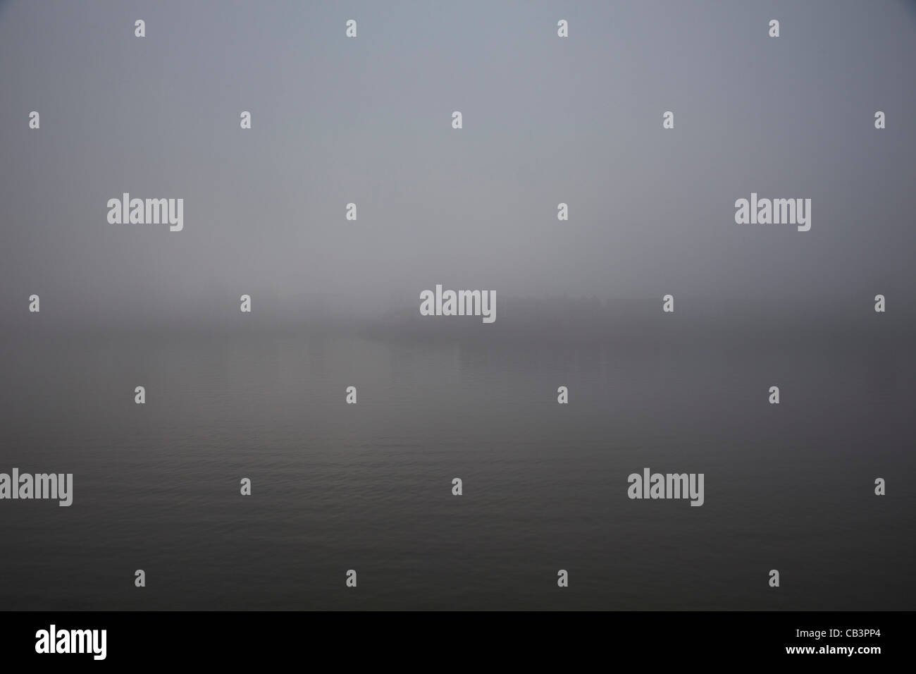 Thick fog in London. Eerie atmosphere as dense fog descends obscuring ...