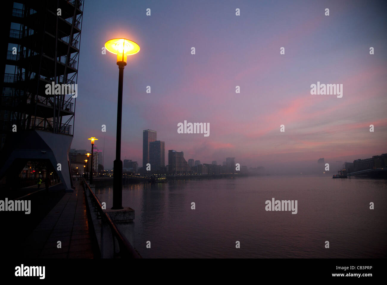 Thick fog in London. Eerie atmosphere as dense fog descends over the ...