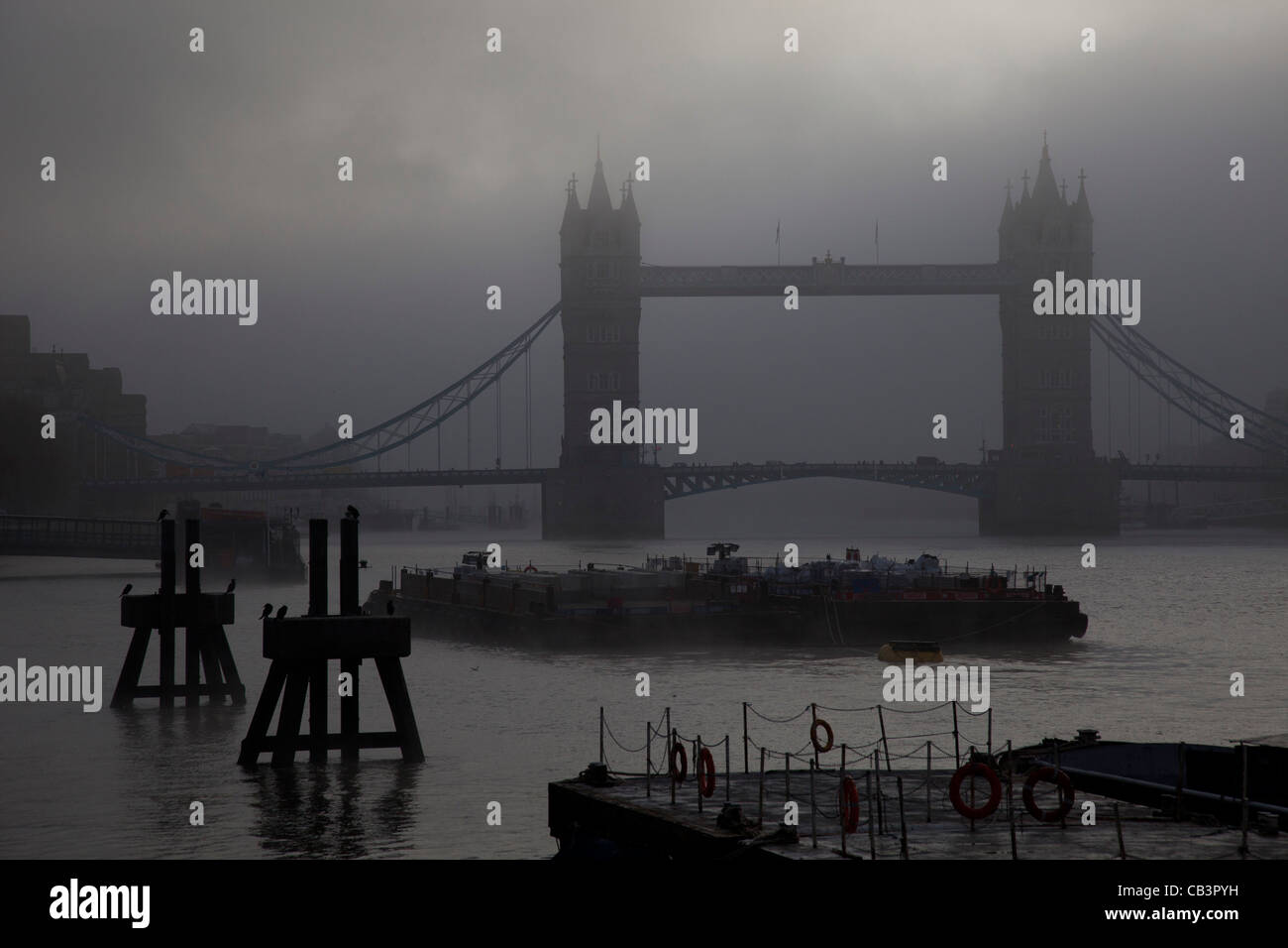 Thick fog in central London. Eerie atmosphere as dense fog descends at ...