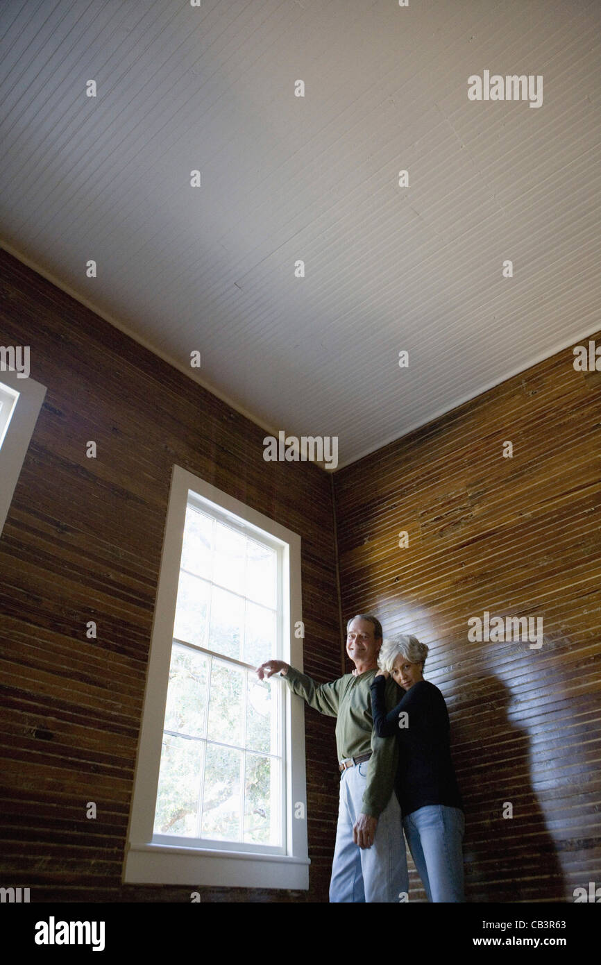 Couple gazing out a window hi-res stock photography and images - Alamy