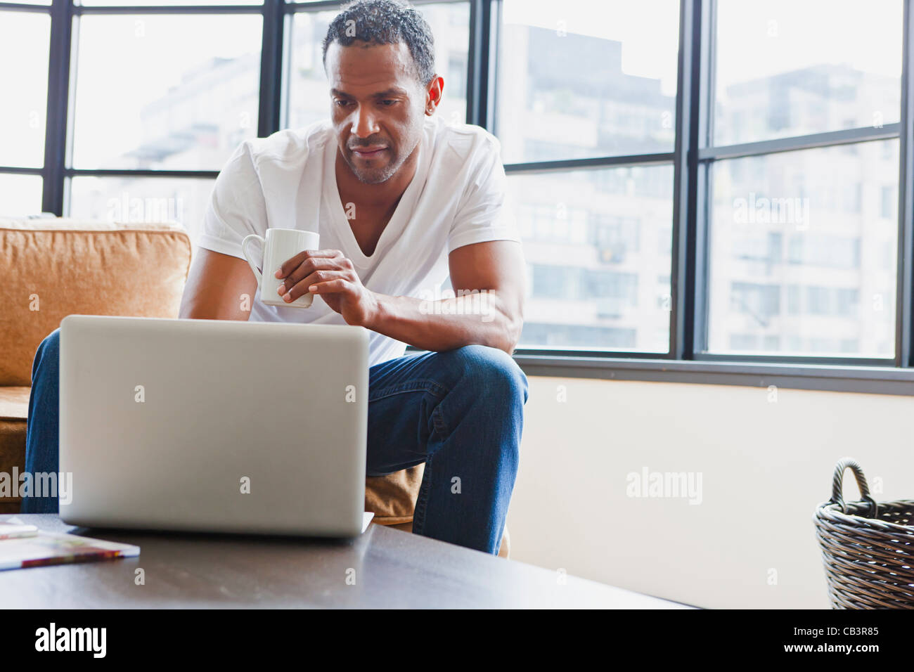 Man jeans laptop one person desk hi-res stock photography and images ...