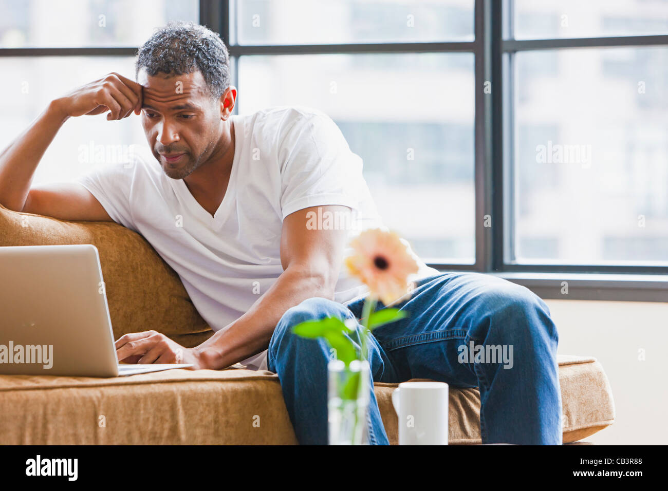 Man jeans laptop one person desk hi-res stock photography and images ...