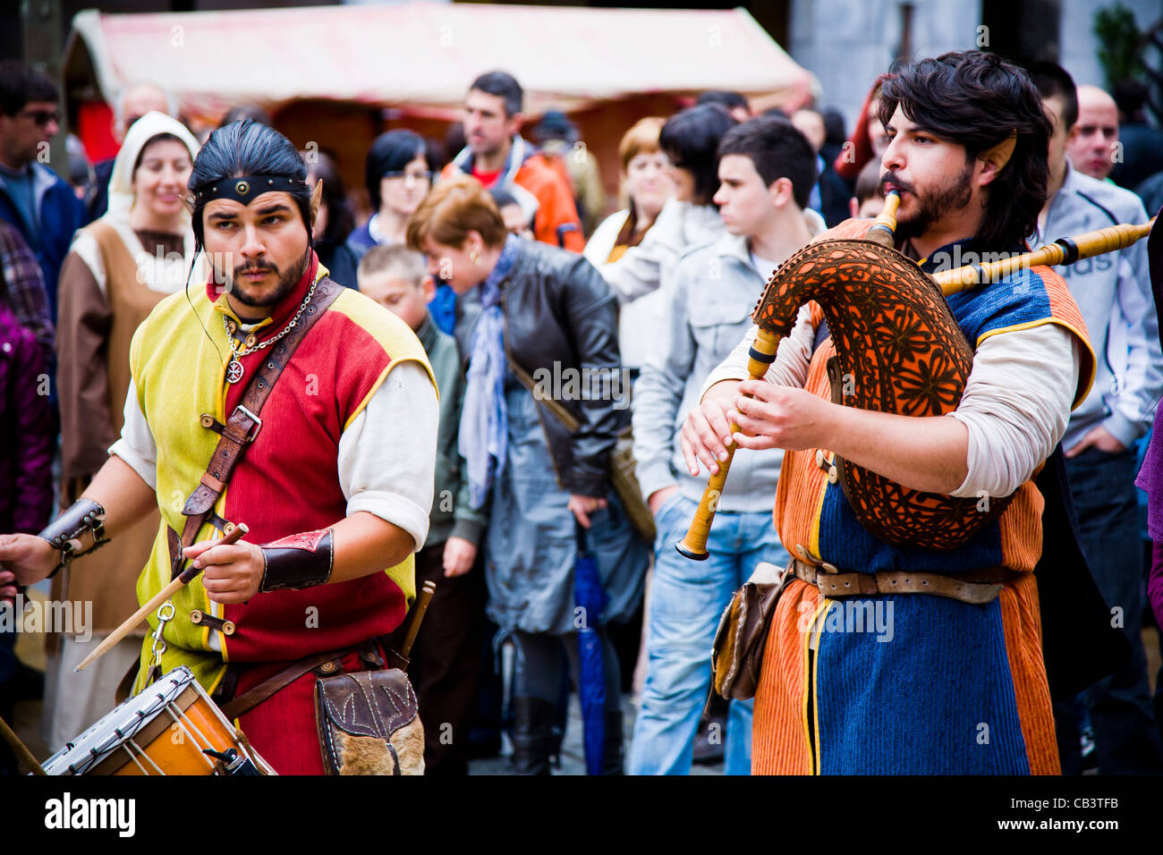Street theatre. Medieval Fair Stock Photo - Alamy
