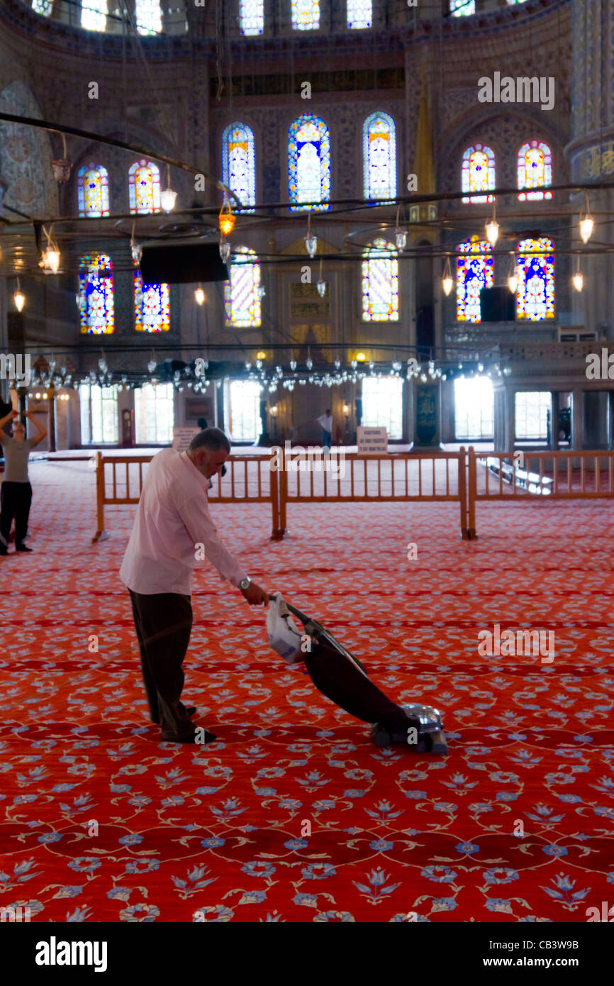 Mosque cleaning hi-res stock photography and images - Alamy