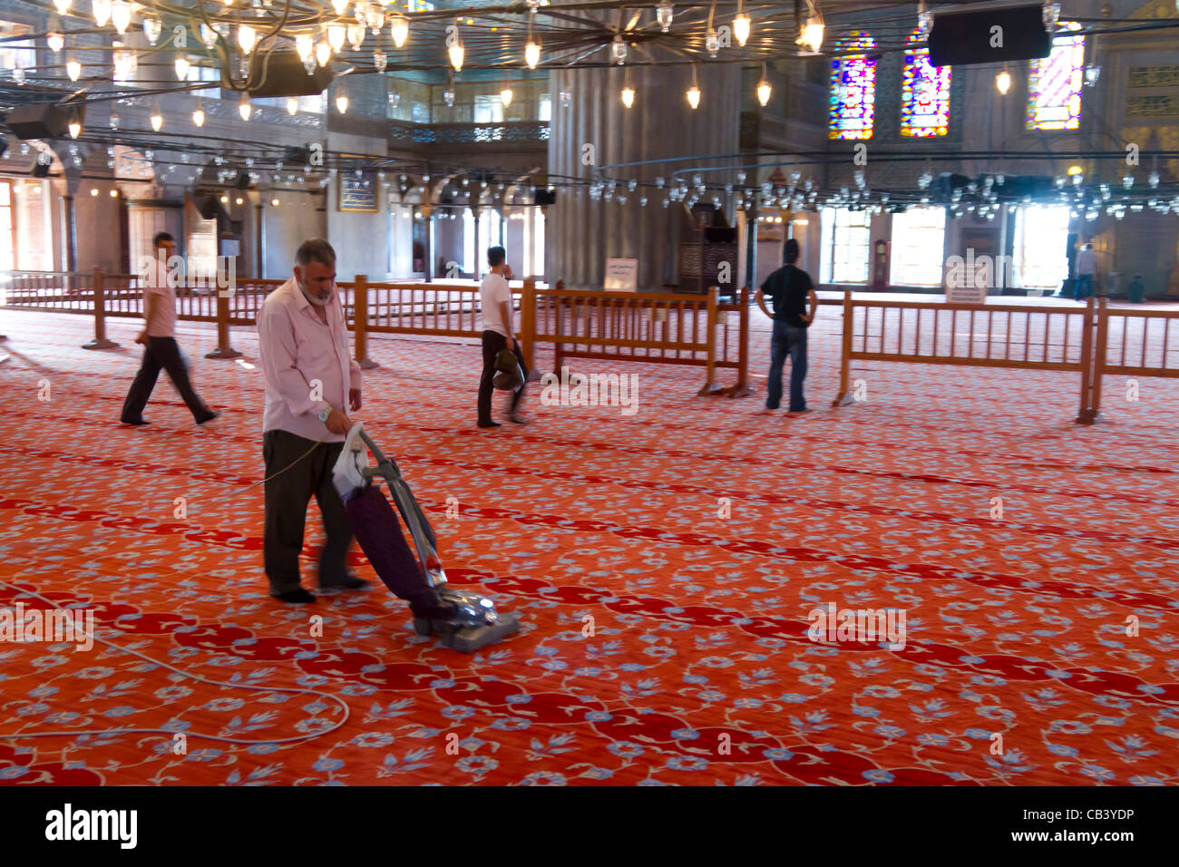 Man cleaning a carpet. Blue Mosque. Istanbul, Turkey Stock Photo - Alamy